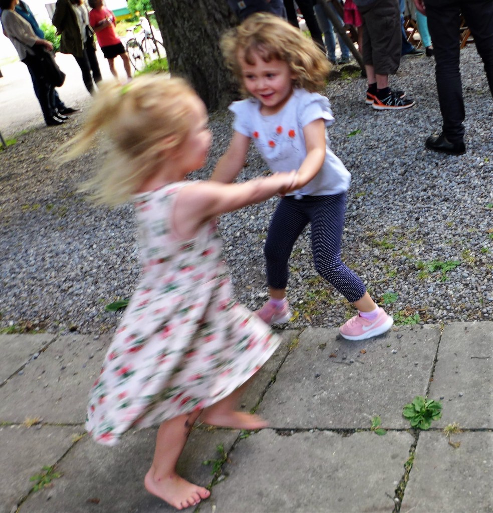 2-tanzende-kinder – Wilhelm Geigenbau